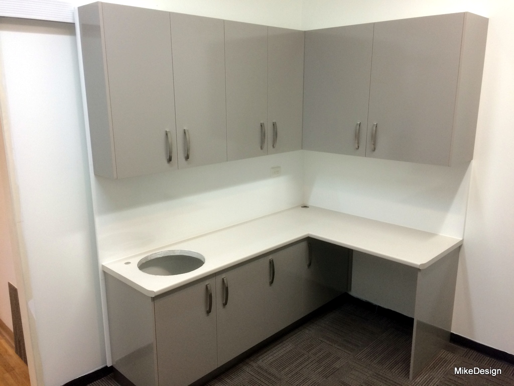Optometrist treatment room cabinet in white gloss board splashback and ...